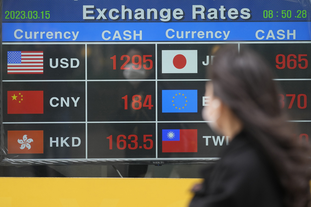 Wed. 9:56 a.m.: US stock fall as bank worries spread to Europe; Dow ...